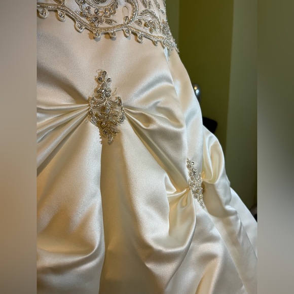 DaVinci | Dresses | Princess Wedding Gown With A Sleeveless Bodice ...